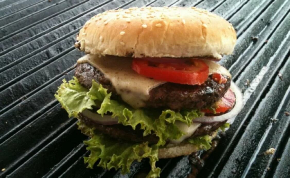 Cerdo, soya y pellejo, los ingredientes de la hamburguesa de res ...